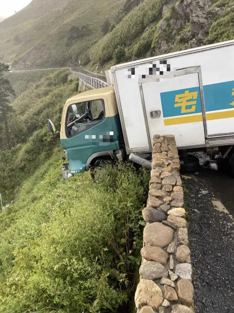 Mobil Pengiriman Hampir Terjun dari Gunung Hehuan