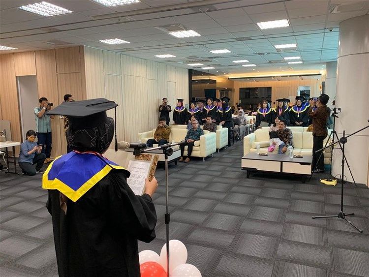 Enam belas PMI Diwisuda di KDEI, Lulus Kejar Paket — Indosuara